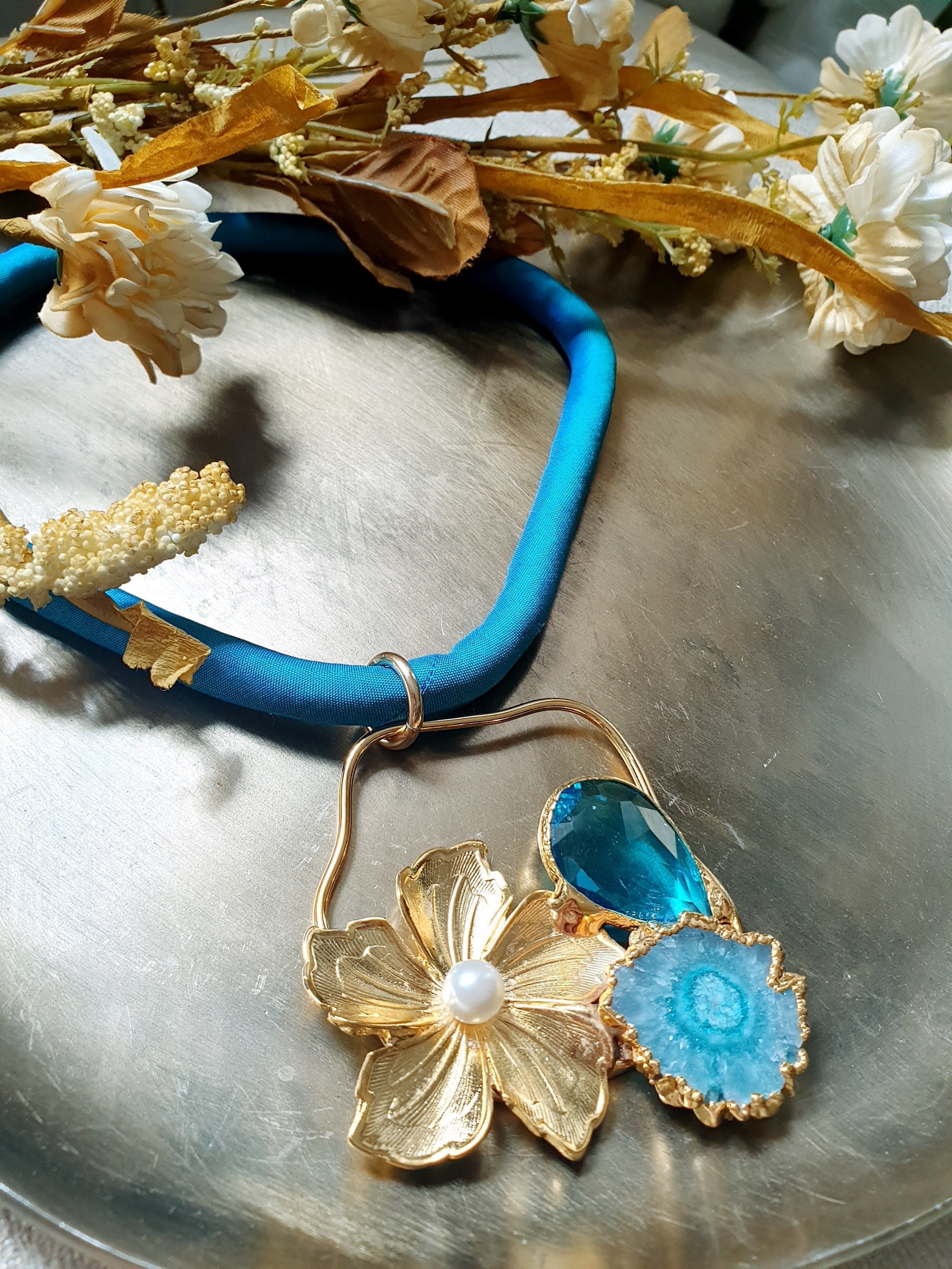 Girocollo in seta con pietre e perle, placcato oro. – Daniela Ponti ...